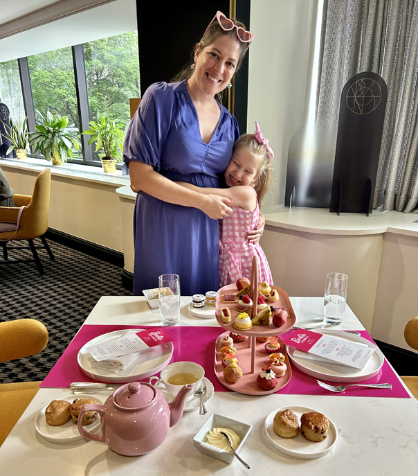 Un thé d’après-midi Barbie mémorable au restaurant Rosélys | Famille au ...